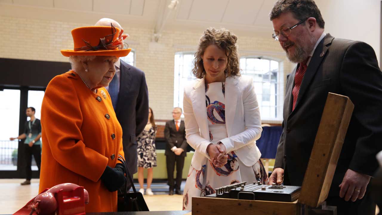 Queen Elizabeth posts on Instagram for the first time - Softonic