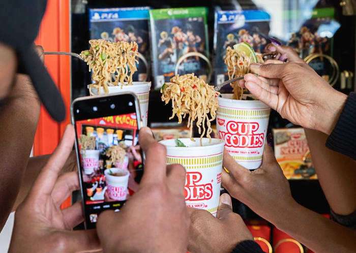 Instagram-powered vending machine gives free food for selfies - Softonic