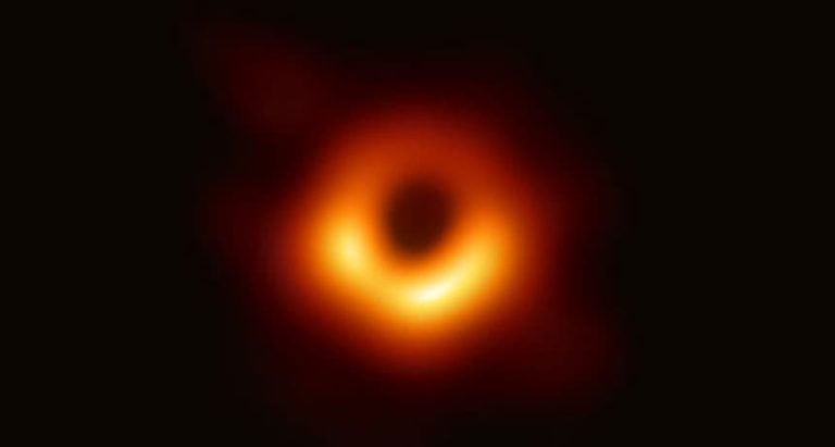 First black hole picture released - Softonic